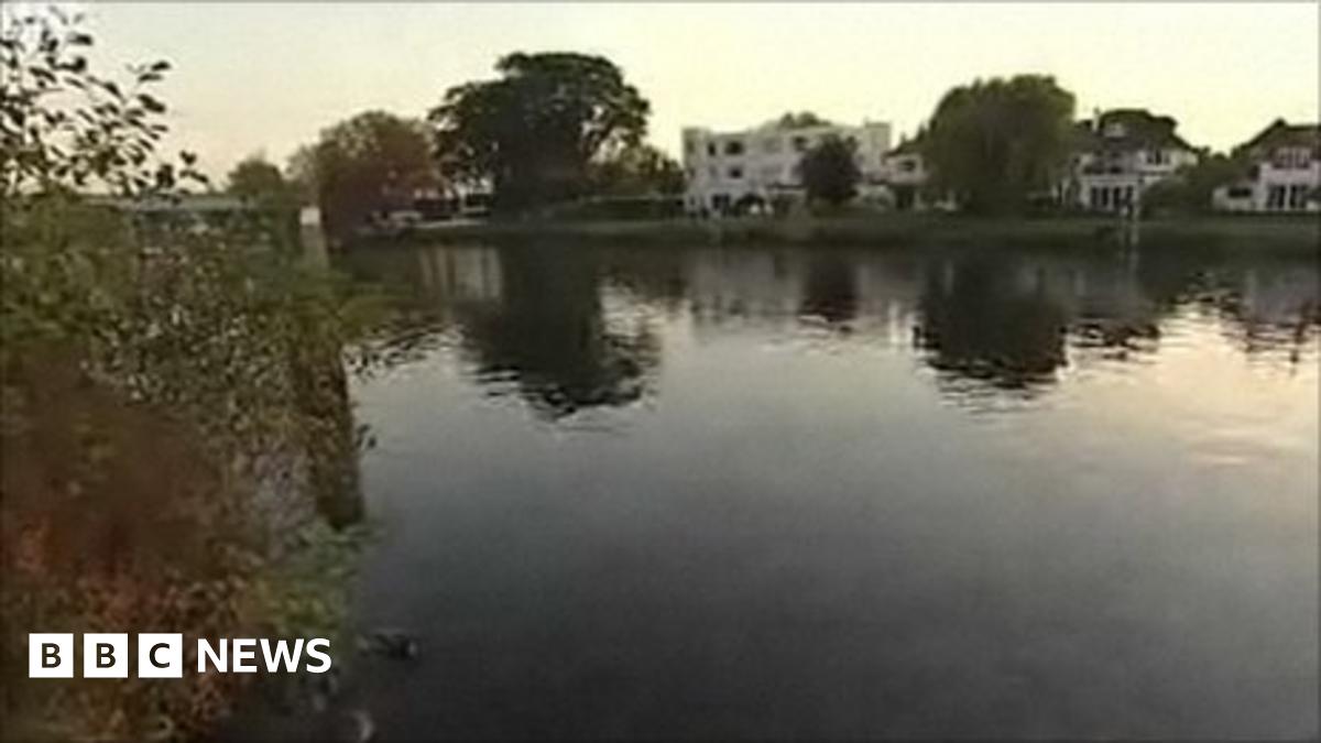 Flood warnings remain in place in Surrey - BBC News