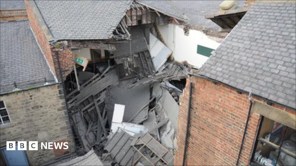 Mothercare shop collapses in Bishop Auckland - BBC News