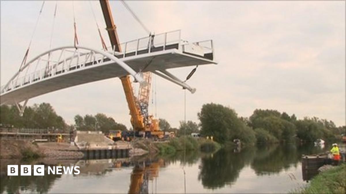 Bridge moved into place over River Trent in Derbyshire - BBC News