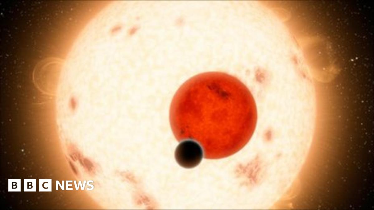 Nasa's Kepler telescope finds planet orbiting two suns - BBC News