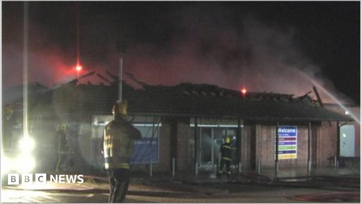 Fire destroys Waterlooville Tesco store and pharmacy - BBC News