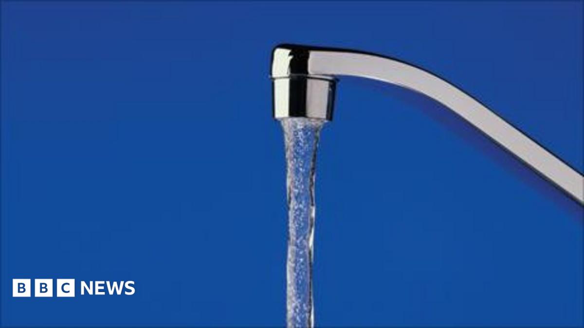 South West Water complaints fall - BBC News