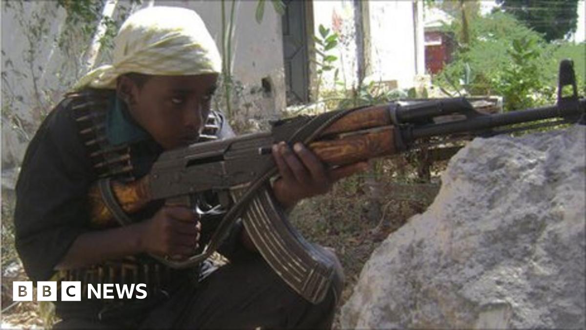 Al-Shabab radio gives weapons prize to Somali children - BBC News