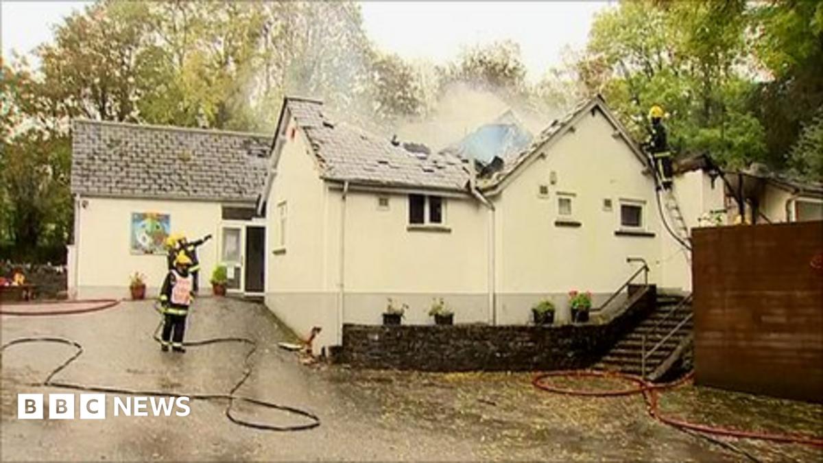 'Heartbreaking' fire at Parracombe Primary School tackled - BBC News