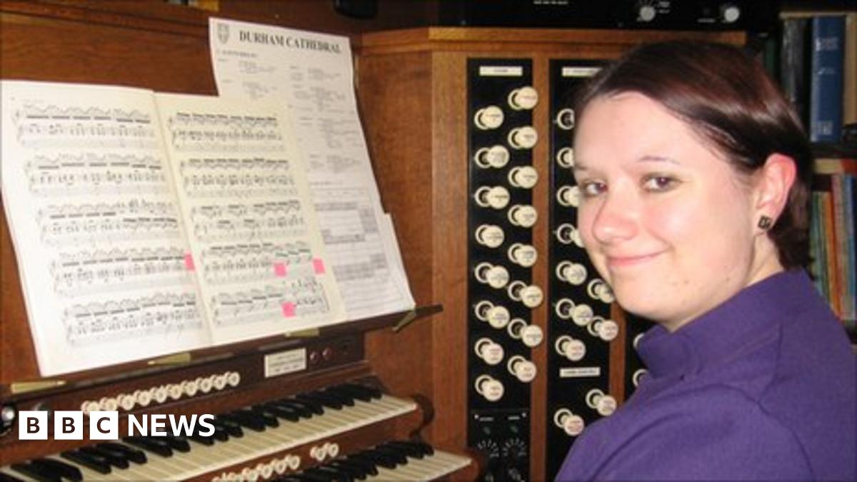 Durham Cathedral welcomes woman organist - BBC News