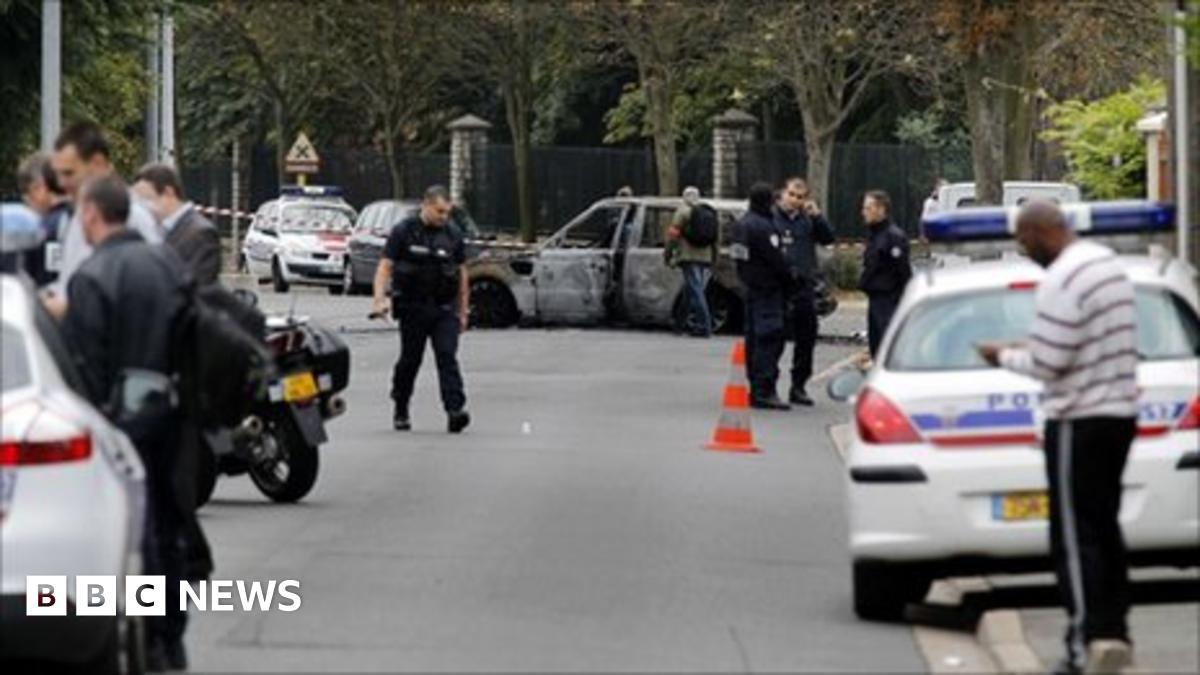 Guard dies in blast in military-style heist near Paris - BBC News