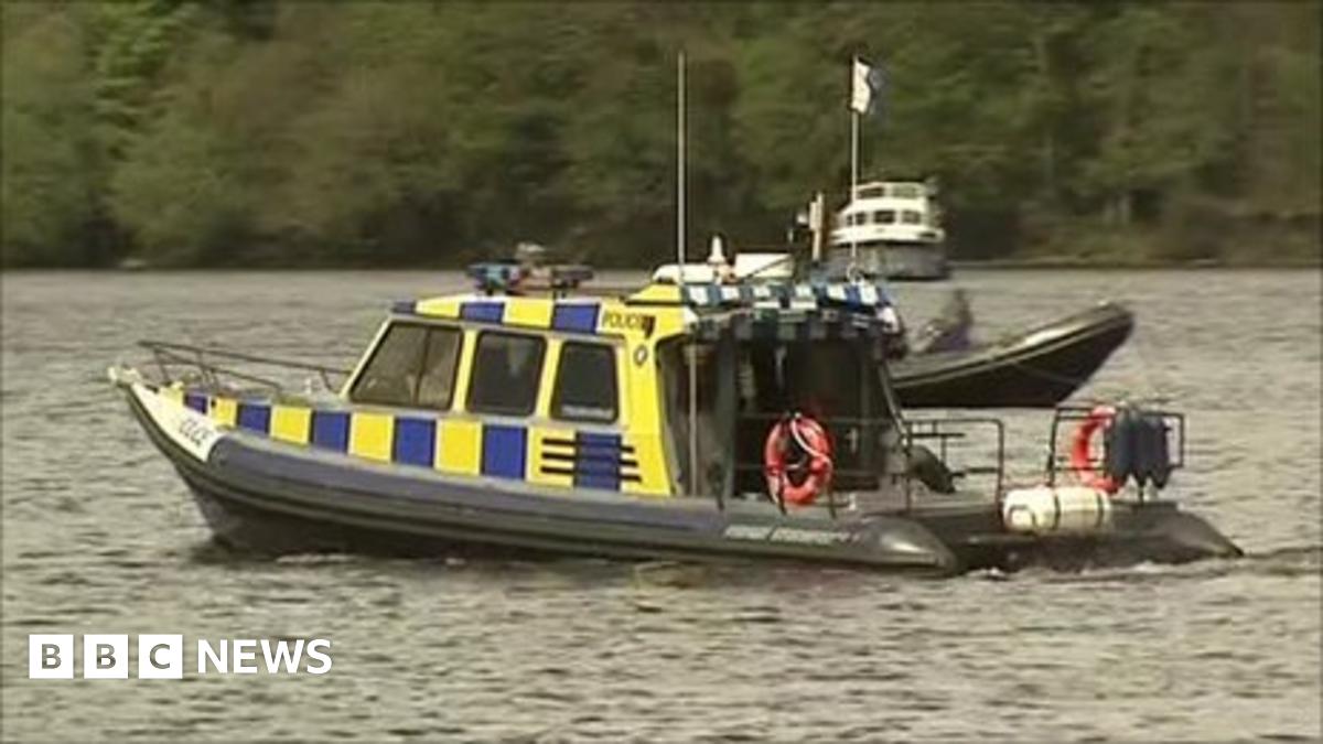 PSNI boat tows tourists to safety on Lough Erne, Fermanagh - BBC News