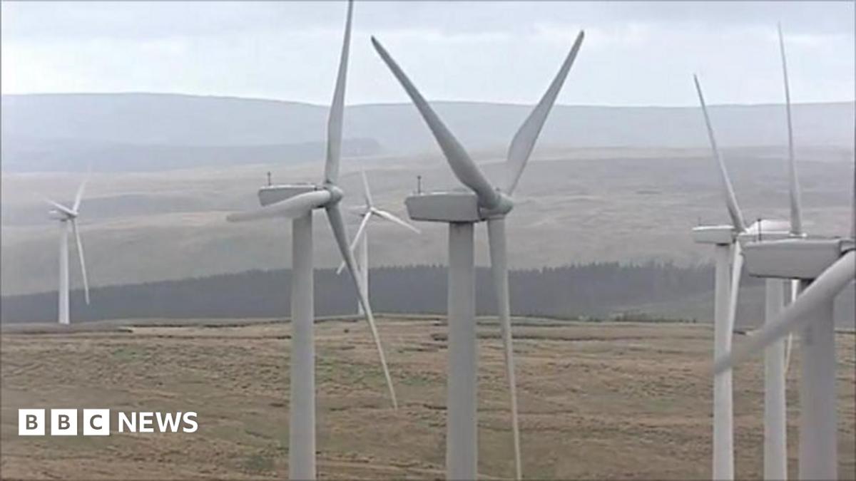 Second wind farm approved in south Northamptonshire - BBC News