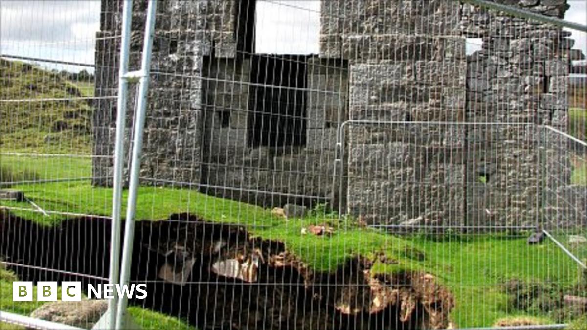 Bodmin mine shaft collapses leaving 700ft deep hole - BBC News