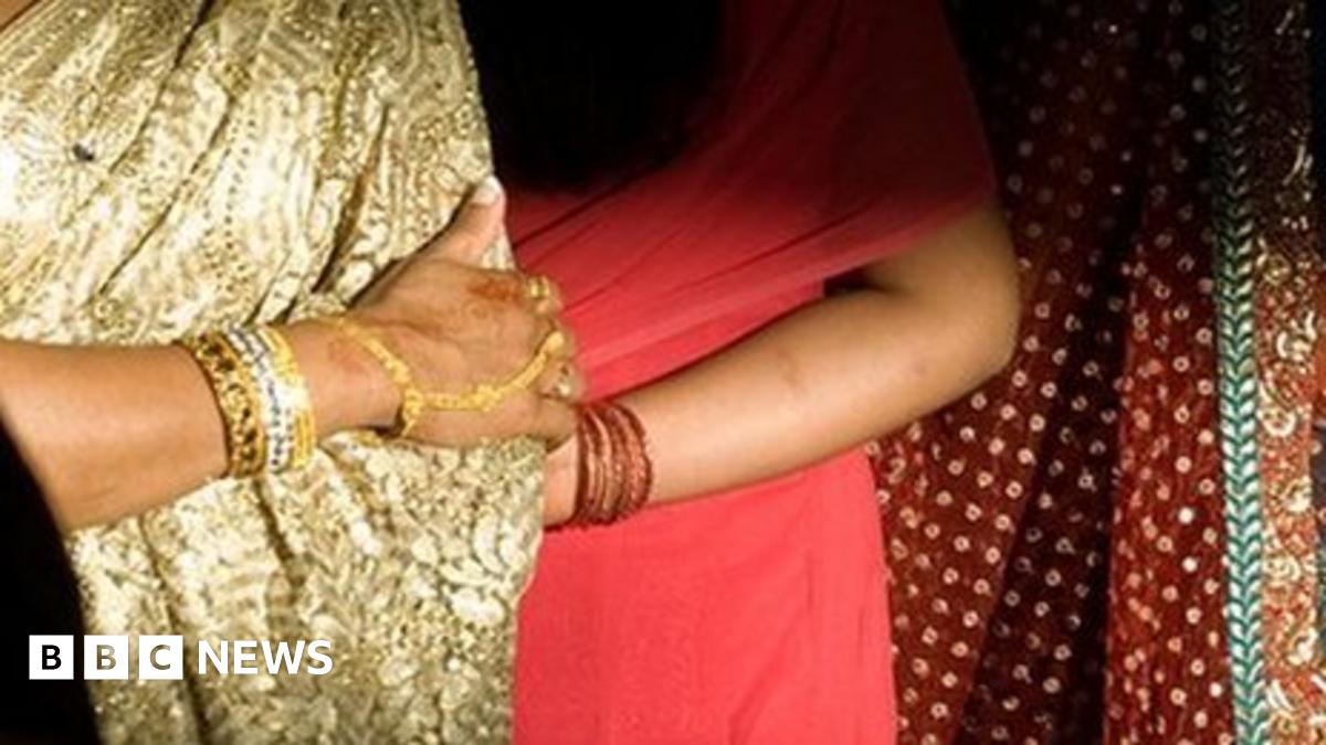 The British Muslim men who love 'both their wives' - BBC News