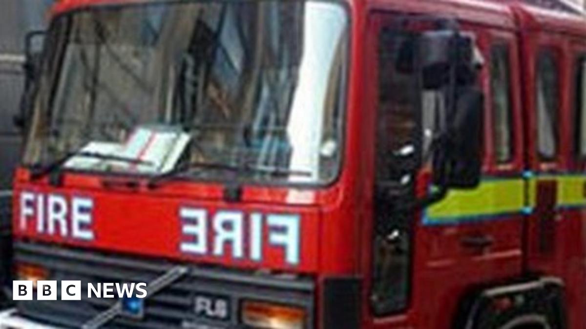 A14 closed as crews tackle Northamptonshire fire - BBC News