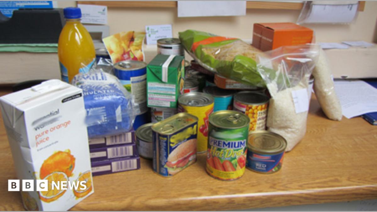 More young people turn to food banks due to poverty - BBC News