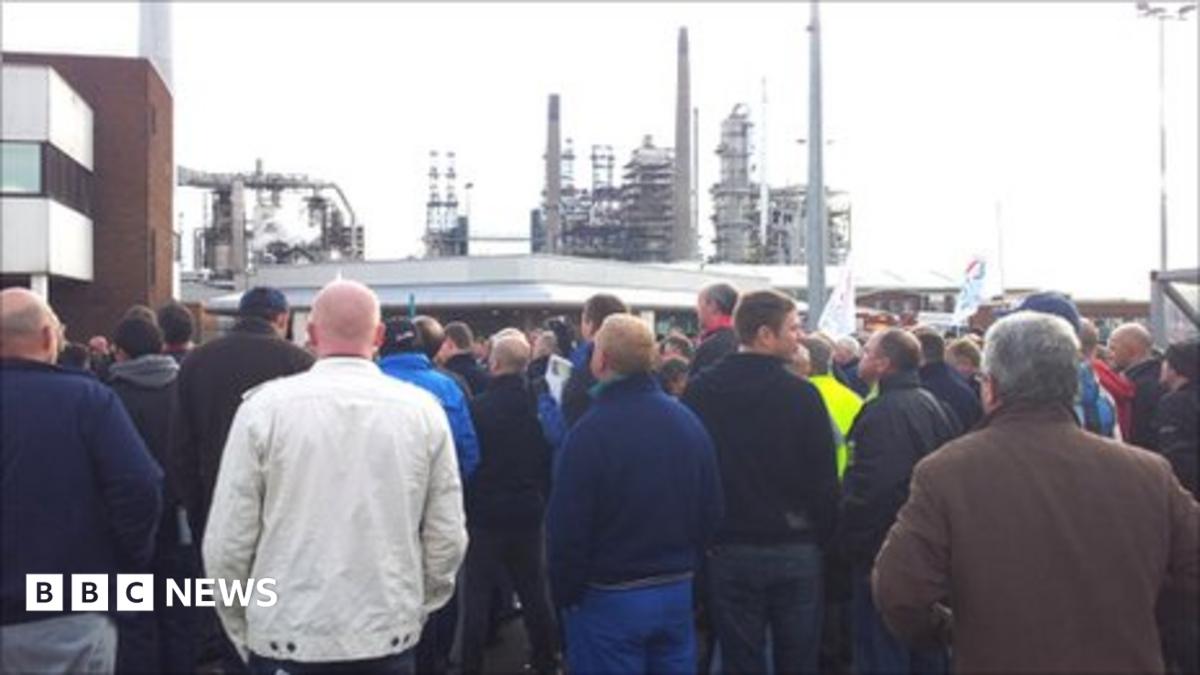 North Lincolnshire oil refineries workers protest - BBC News