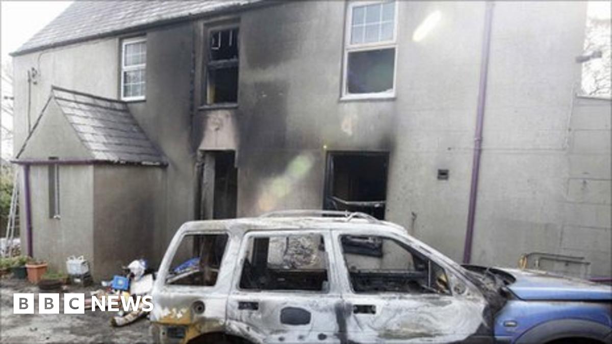 Anglesey family escape home as Land Rover fire spreads - BBC News