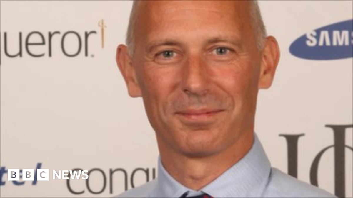 Le Rocquier head teacher Richard Rolfe steps down - BBC News