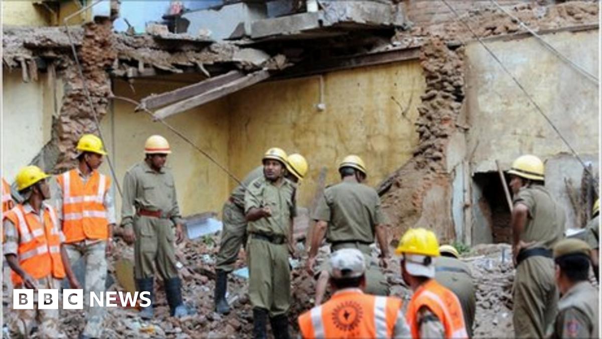 Delhi building collapse kills five - BBC News