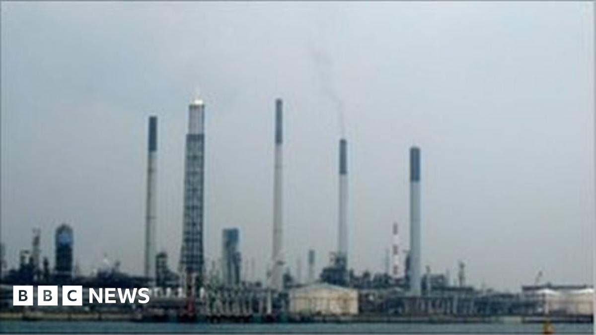 Shell refinery fire in Singapore 'contained' - BBC News