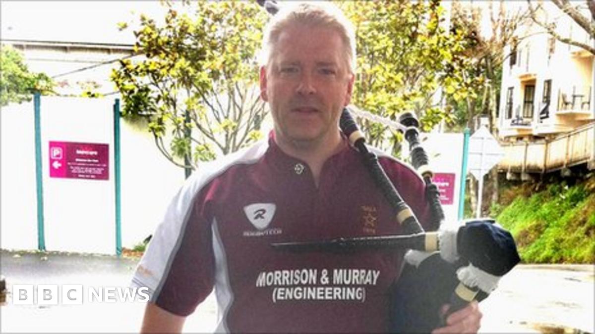Galashiels bagpipe player defies Rugby World Cup ban - BBC News