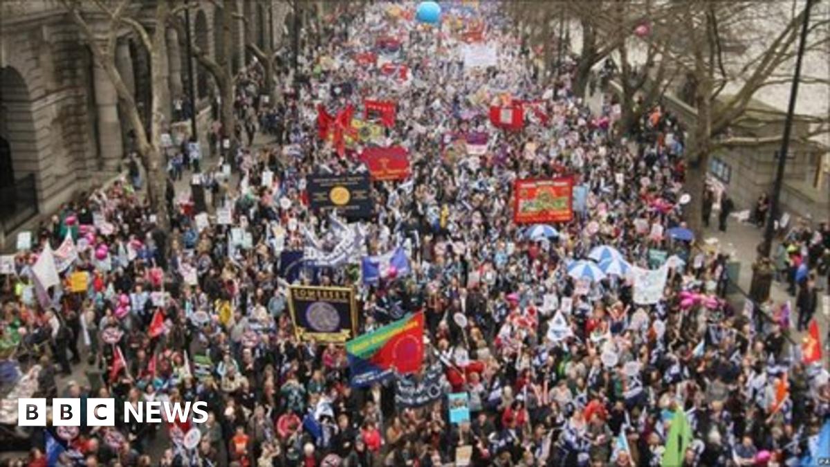 'No violence tolerated' at Manchester protest - police - BBC News