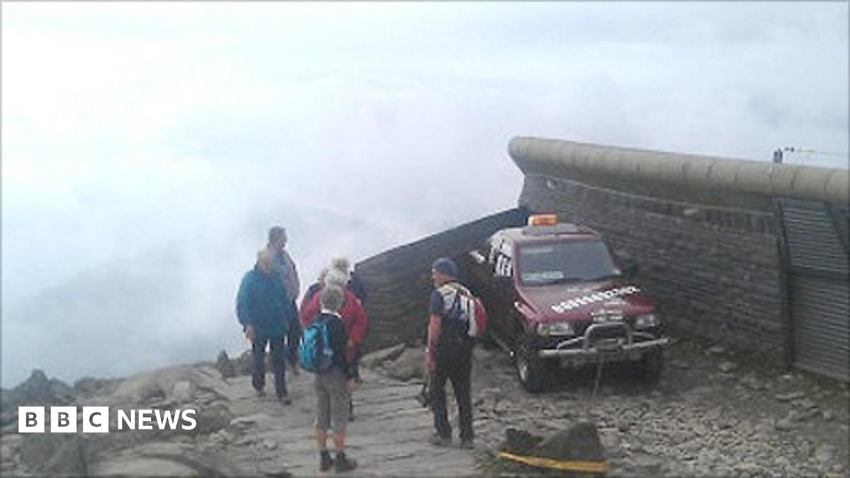 Criticism as 4x4 is driven to Snowdon summit again - BBC News