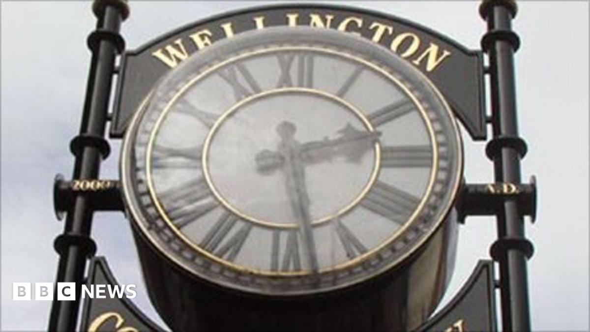 Wellington clock returns after petition gathered - BBC News