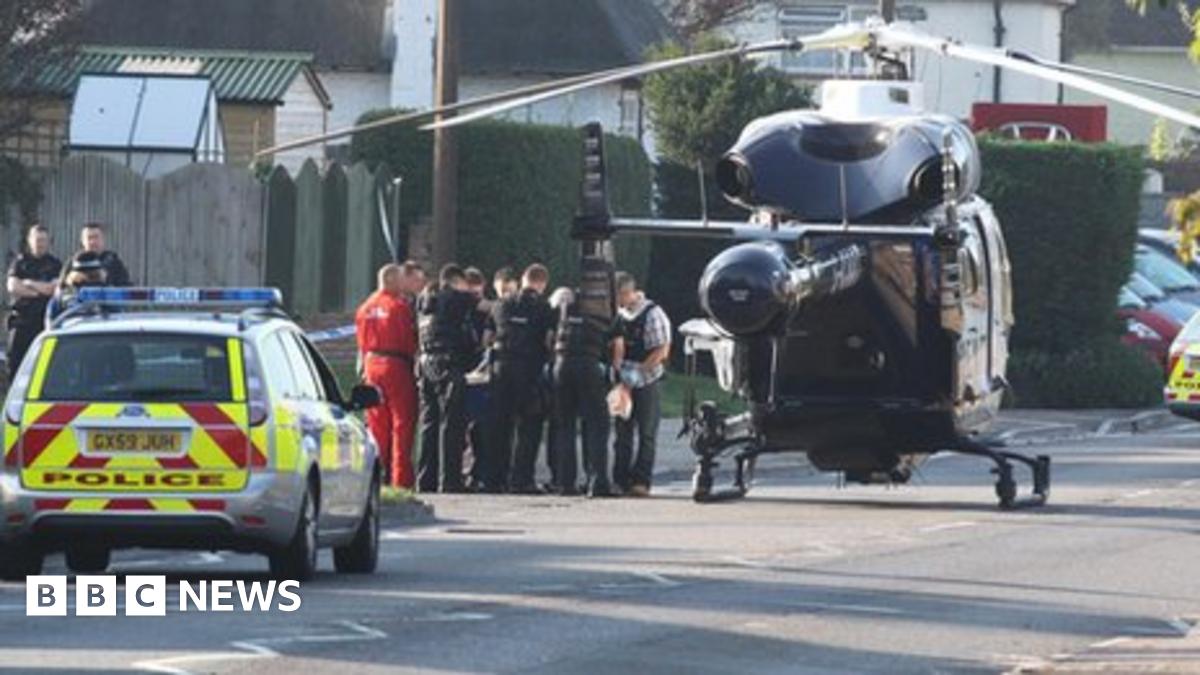 Man found with gunshot wounds in Littlehampton dies - BBC News