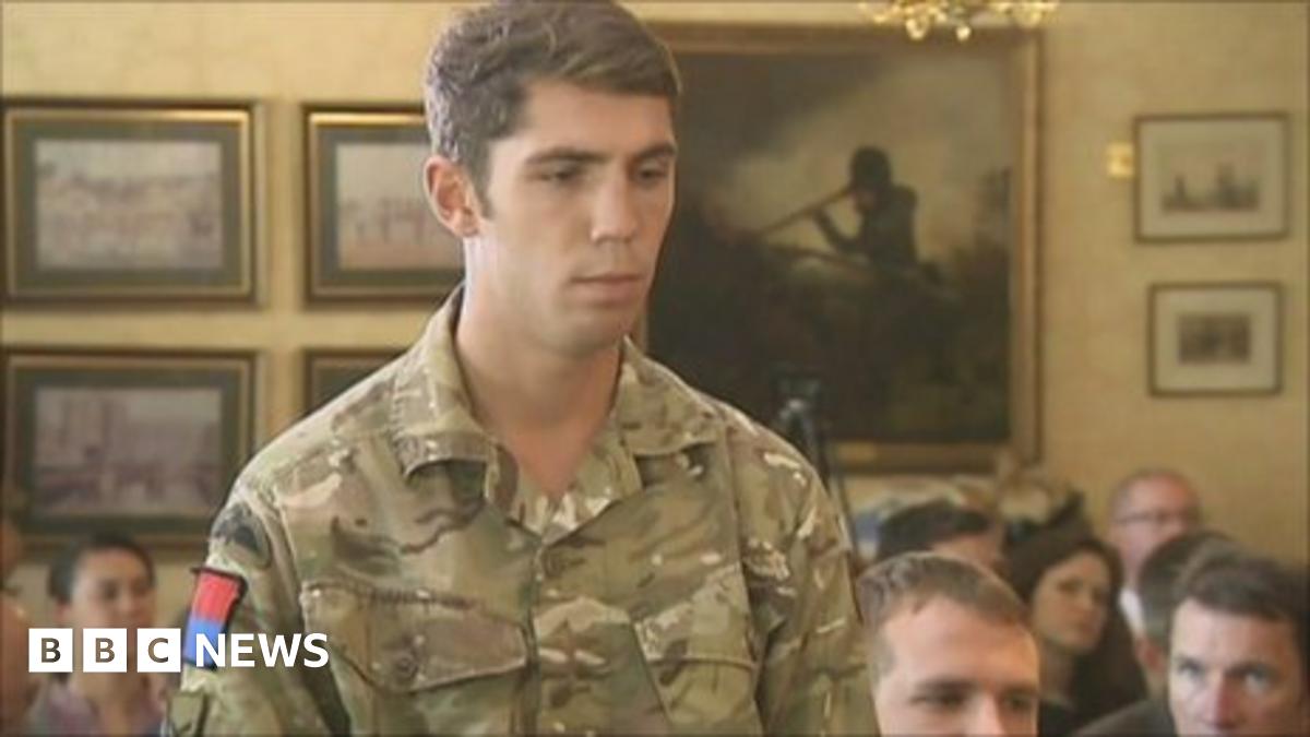 Brighton soldier Lewis Denyer honoured for bravery - BBC News