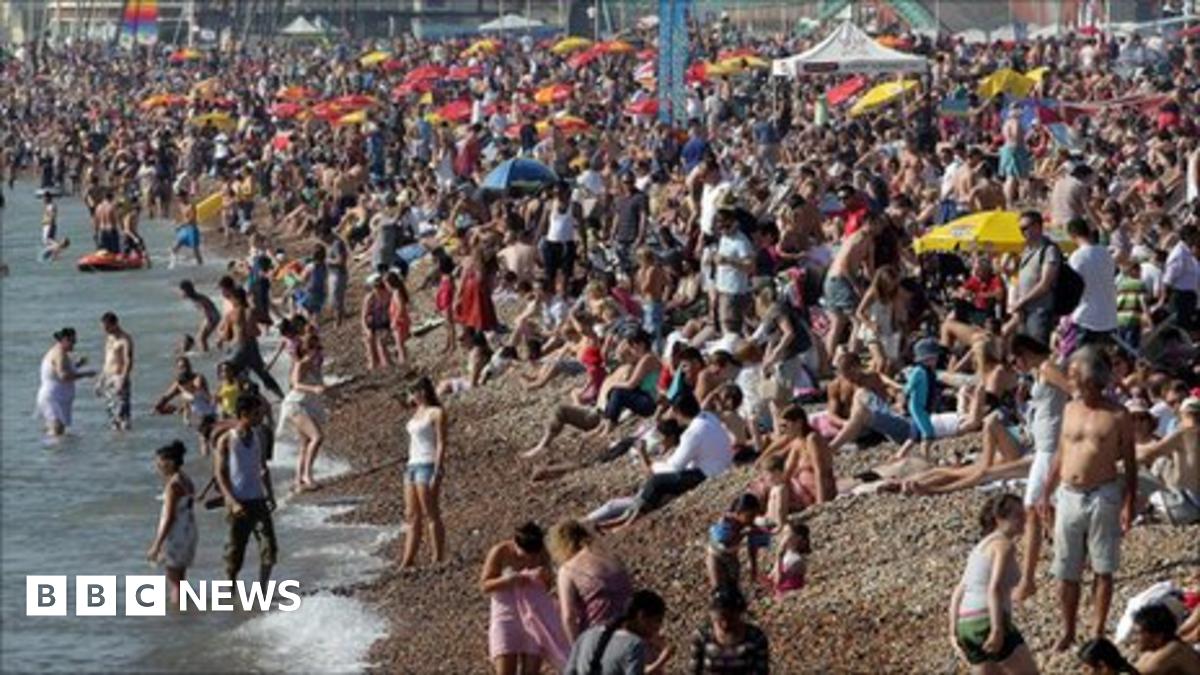 Record UK temperature for October set at 29.9C - BBC News