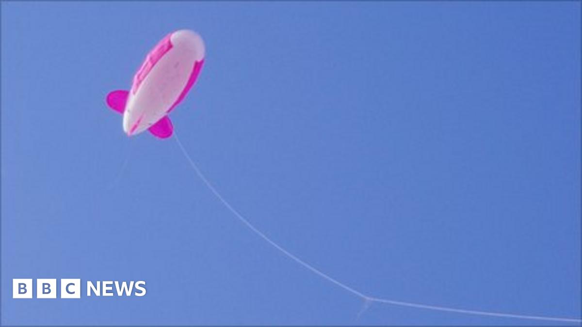 Nottingham university's blimp shows wind farm 'impact' - BBC News
