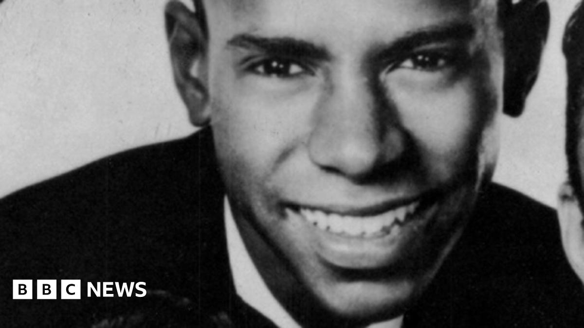 Miracles guitarist Marv Tarplin dies at 70 - BBC News