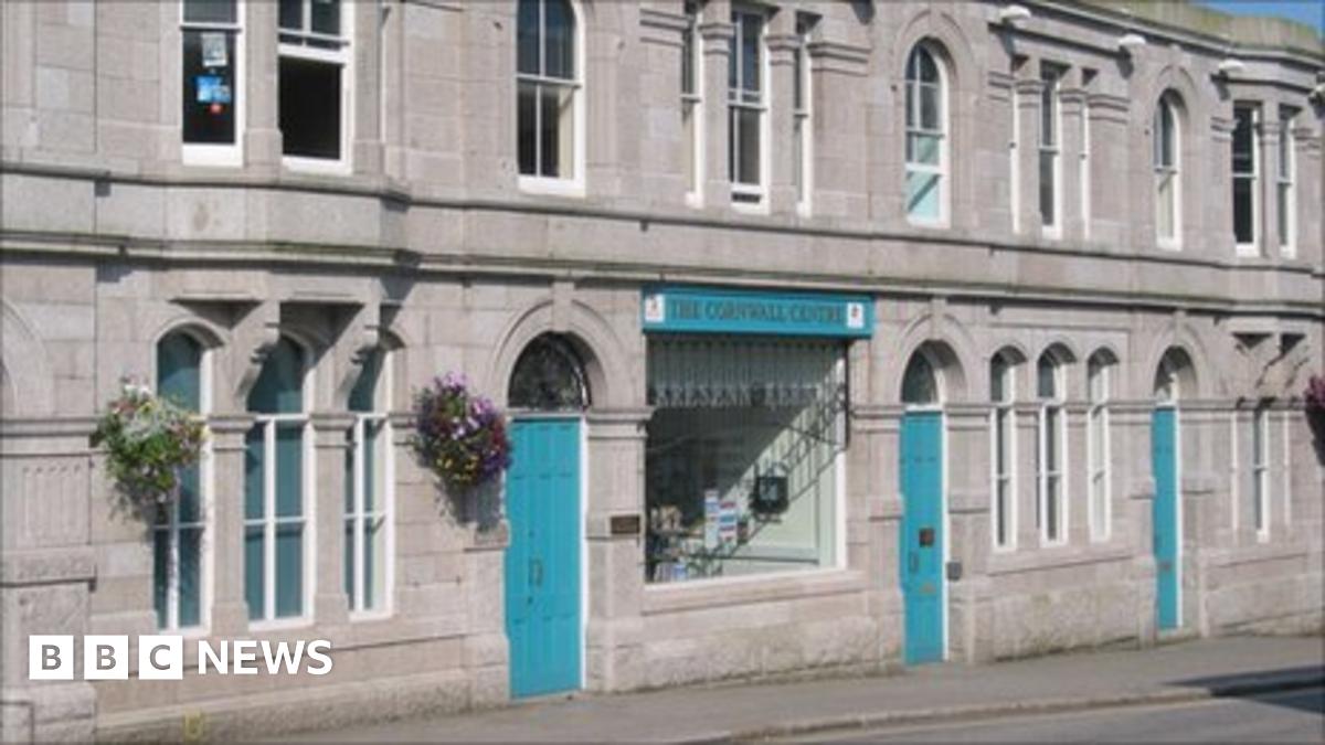 Cornish library celebrates 10th anniversary - BBC News