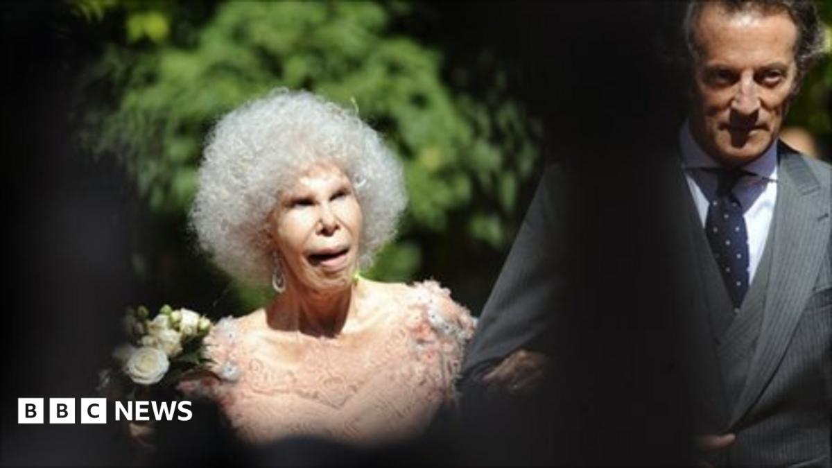 Spain's Duchess of Alba remarries at 85 in Seville - BBC News
