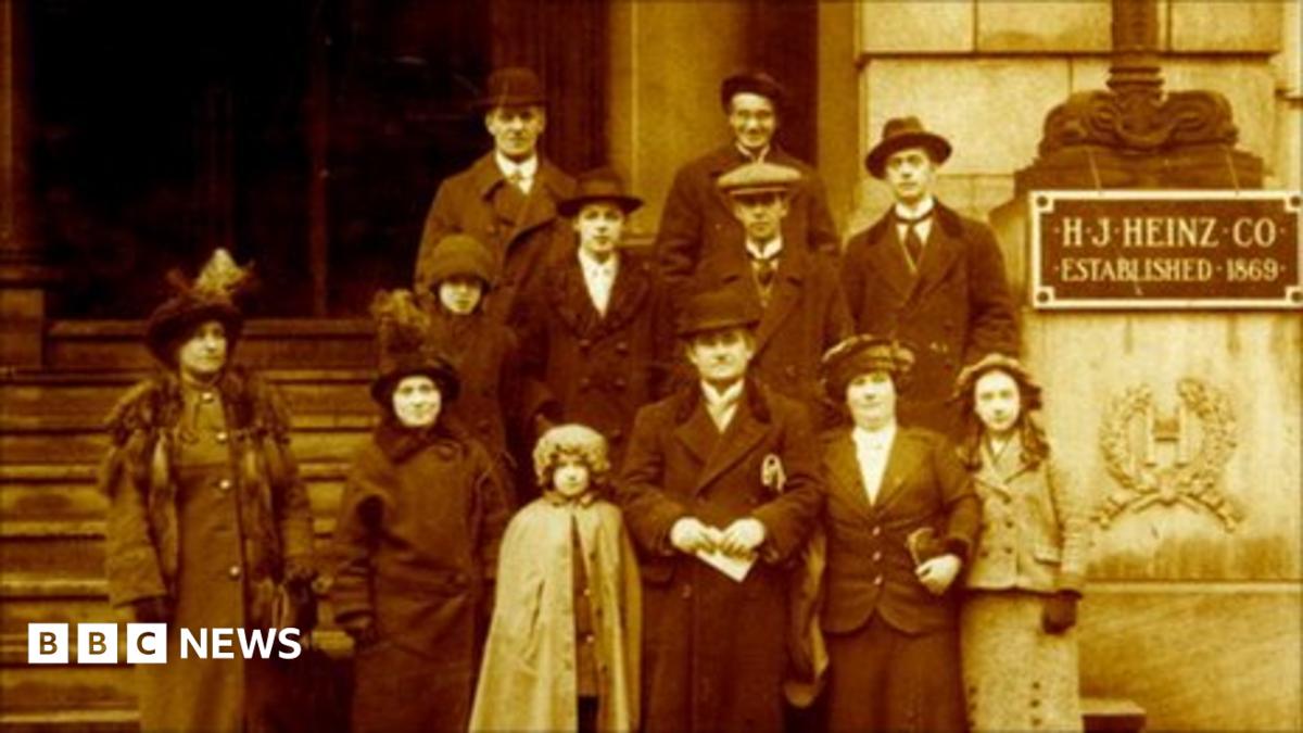 Silent film actress Eleanor Daniels' plaque in Llanelli - BBC News