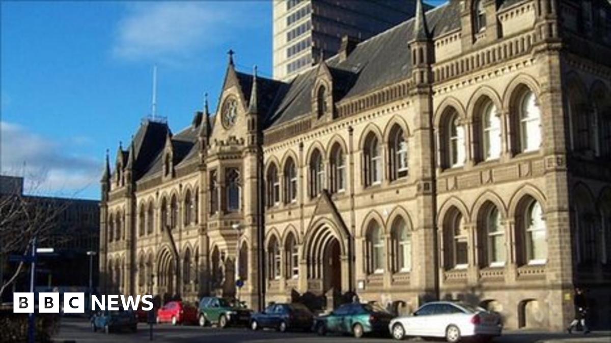 Thousands sign petitions over Middlesbrough council cuts - BBC News