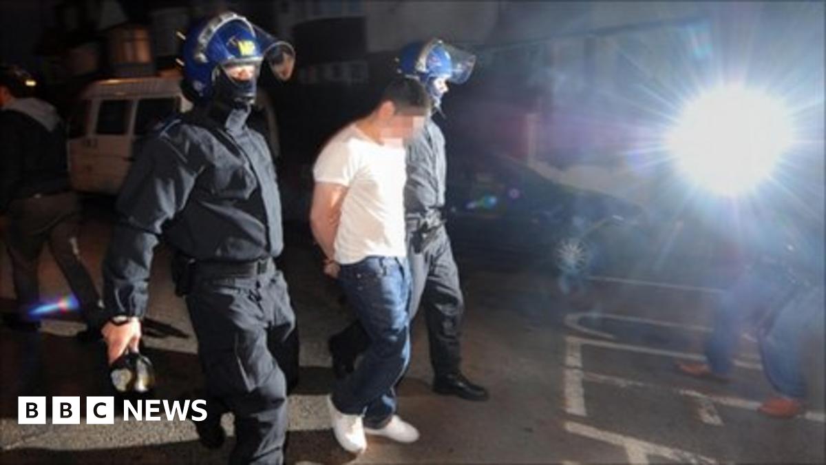 Dawn raids in Hackney two months after London riots - BBC News