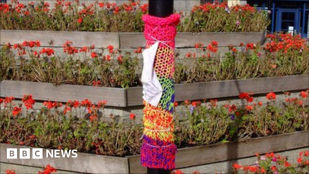 'Guerrilla knitters' head to New York with their art - BBC News