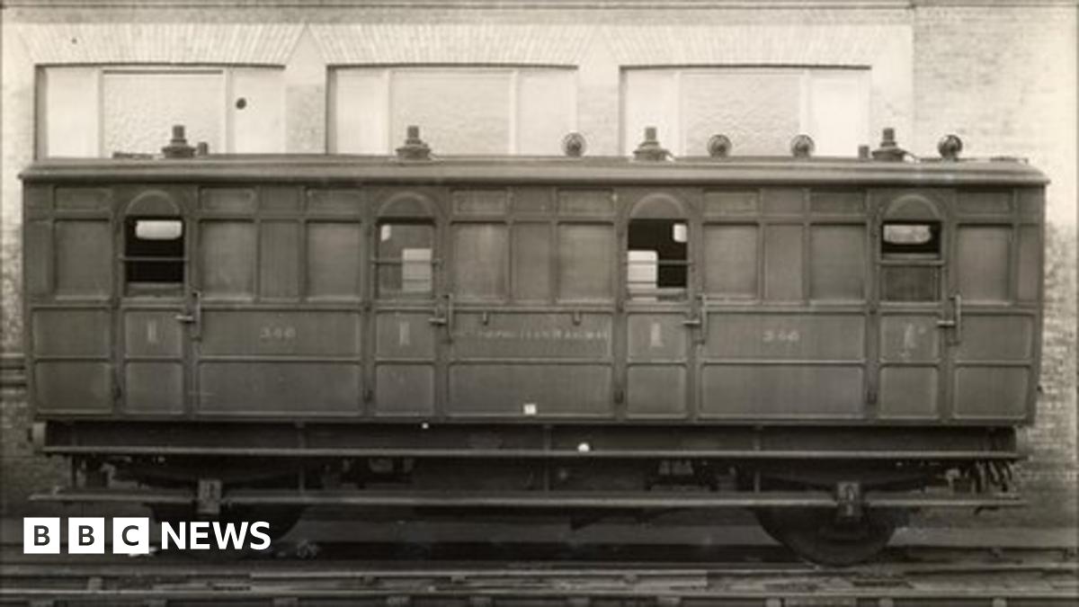 Revamp for 'oldest' Tube carriage - BBC News