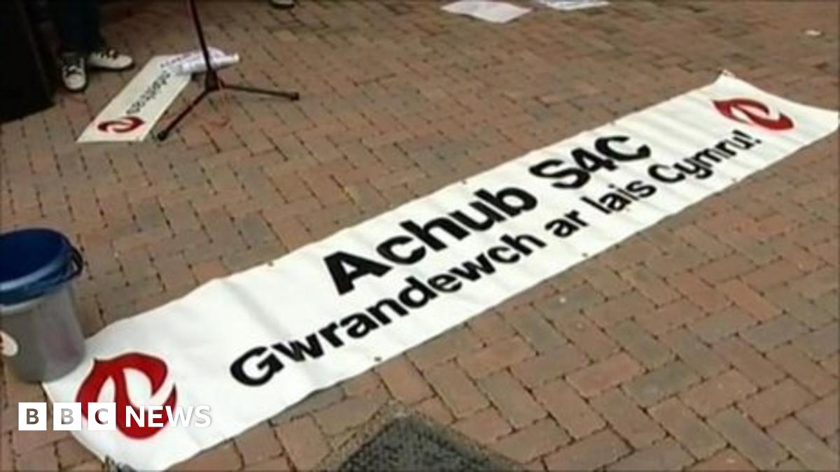 Welsh language protesters hold S4C rally in Wrexham - BBC News
