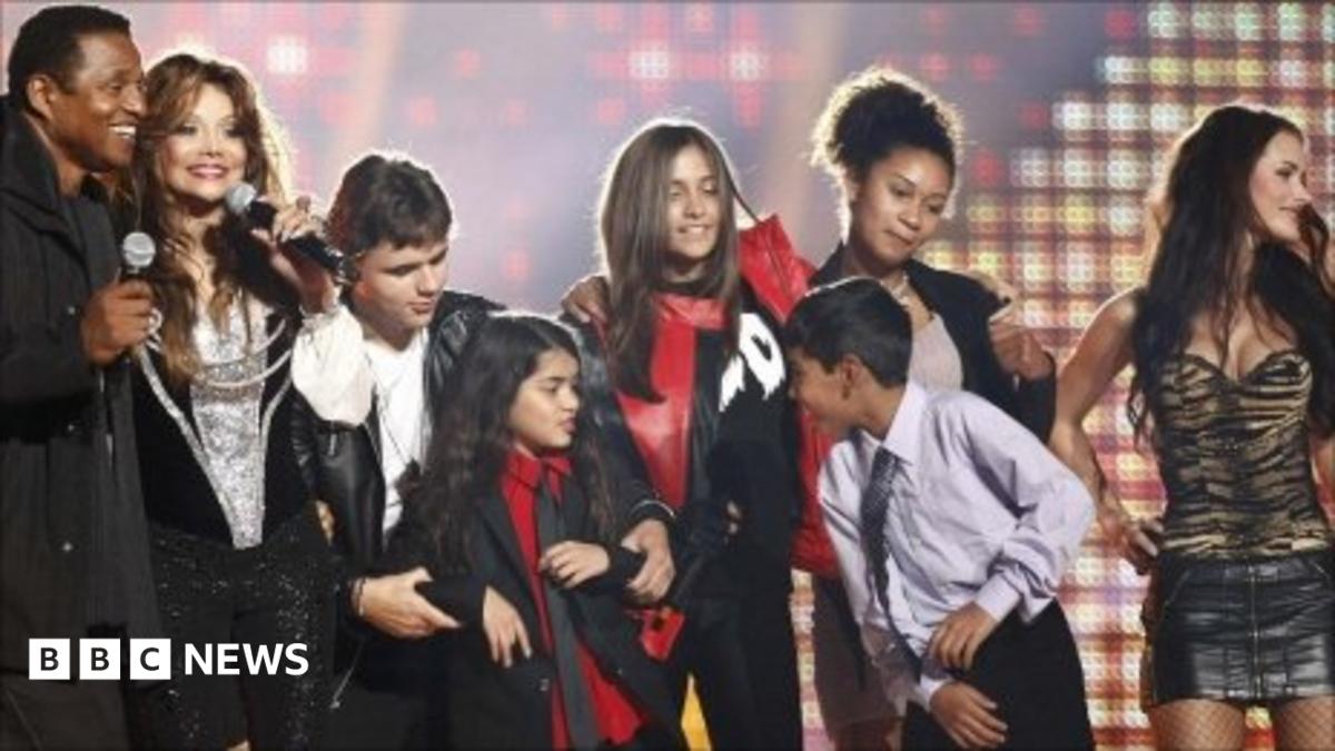 Michael Jackson: Tears and cheers at Cardiff tribute - BBC News