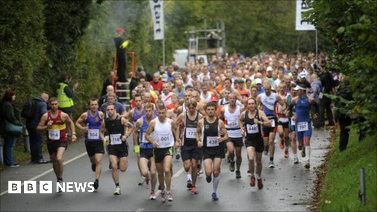 Eden Project marathon attracts hundreds of runners - BBC News