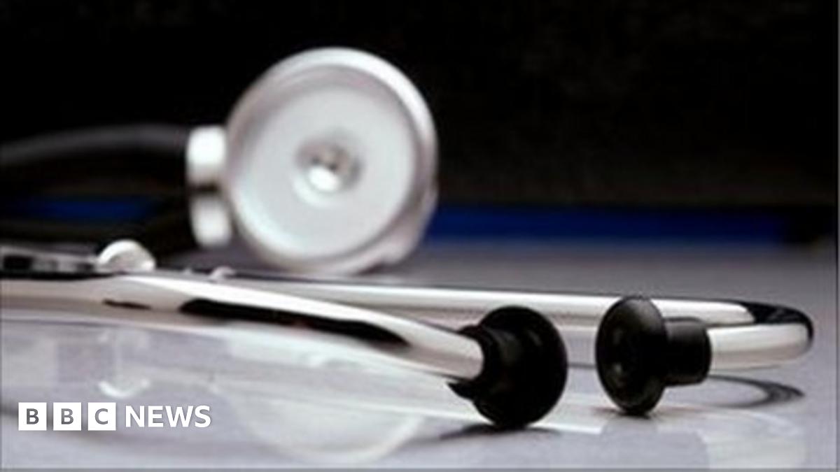 Staff shortages stops admissions at Cornish hospital - BBC News