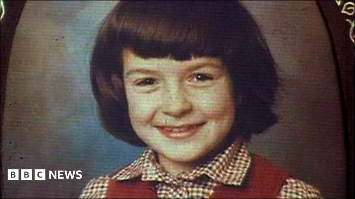 Robert Black trial: Jury hears defendant spied on young girls - BBC News