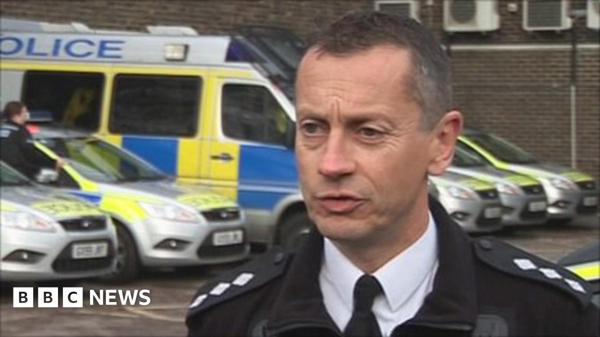 Mark Ling keeps Sussex Police job after text message misconduct - BBC News
