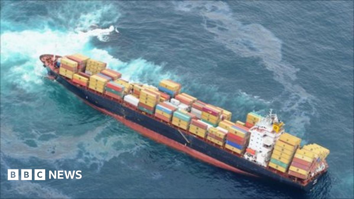 Salvage crew returns to New Zealand oil spill ship - BBC News