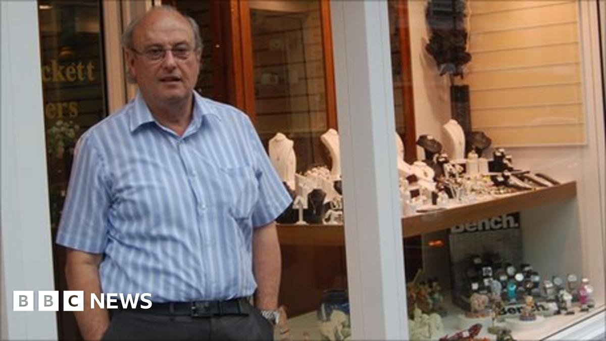 Wolverhampton jeweller looks to the future after riots - BBC News