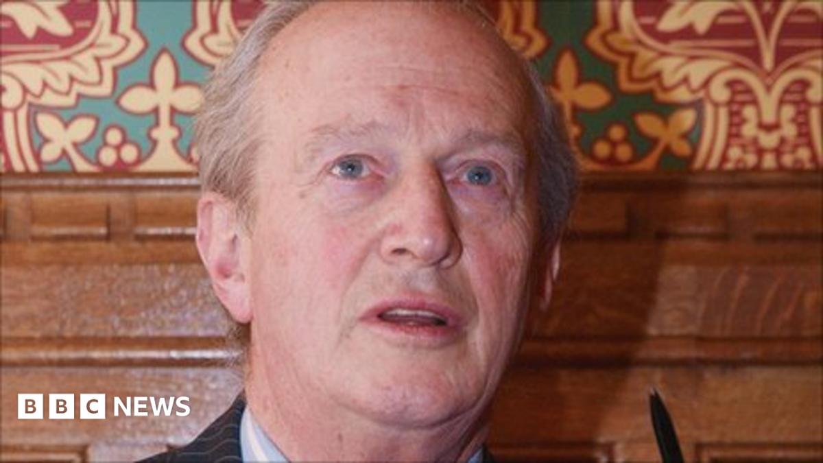 Lord Hunt is new head of Press Complaints Commission - BBC News