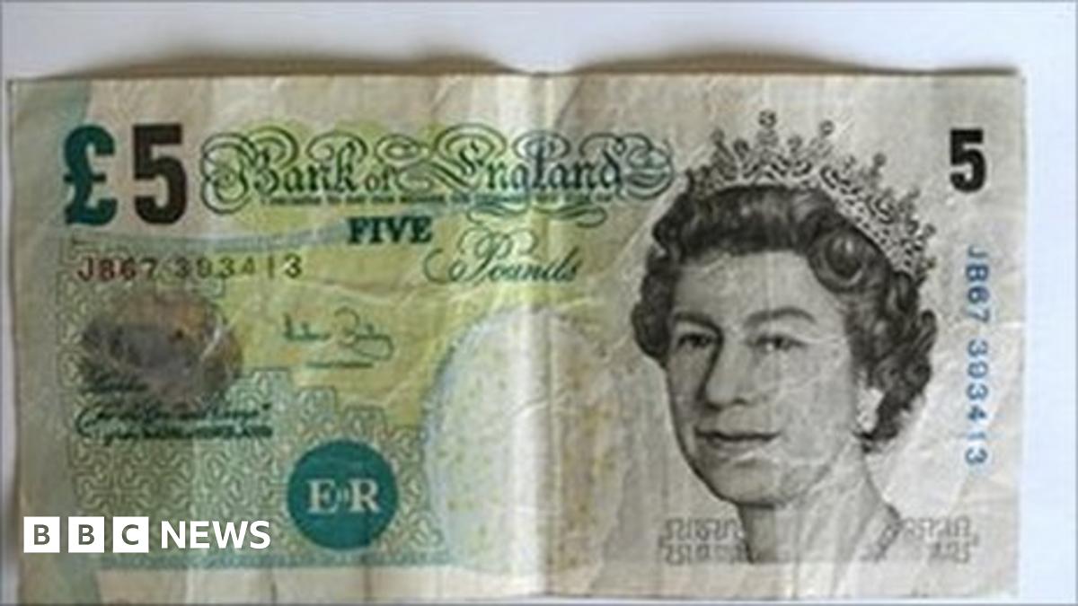 More cash machines stock fivers - BBC News