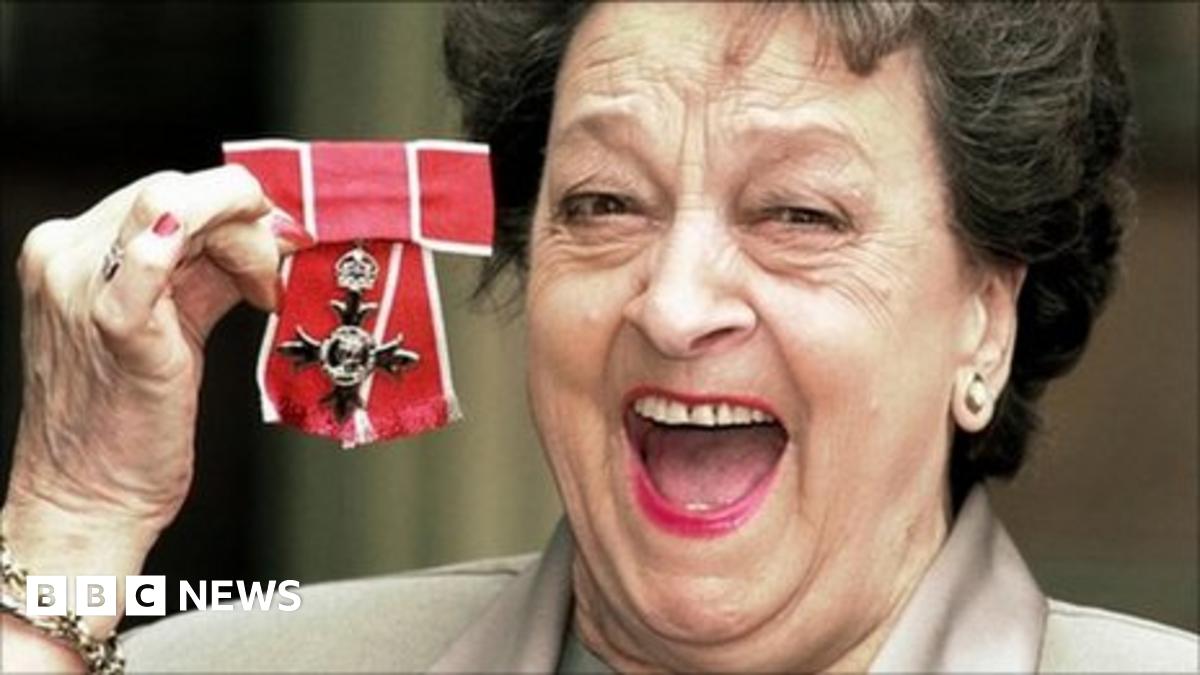 Coronation Street actress Betty Driver dies, aged 91 - BBC News