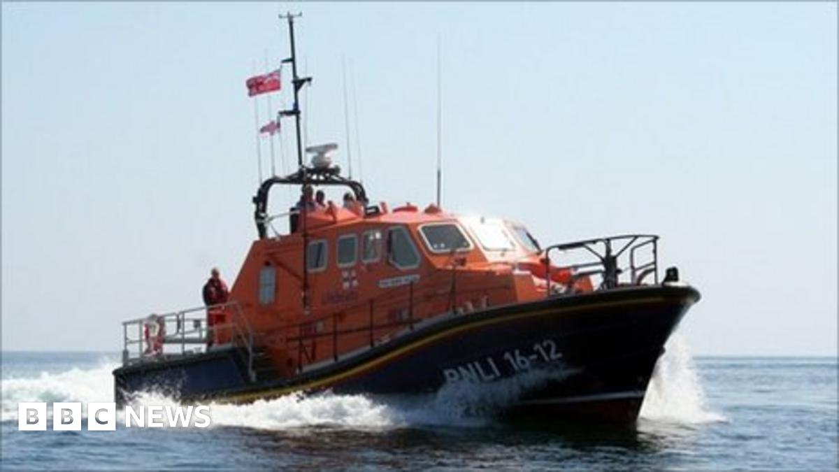 Frenchman injured after motor boat hits rock off Jersey - BBC News