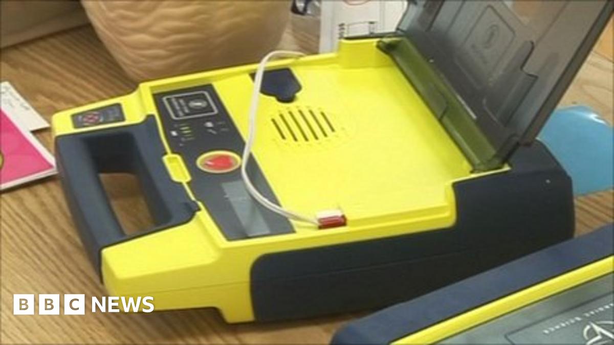 Hull railway station removes heart defibrillator machines - BBC News